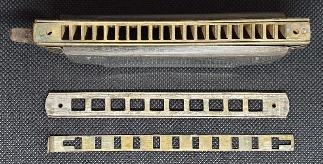 Hohner “Up To Date” chromatically tuned – Chromatic Harmonica History